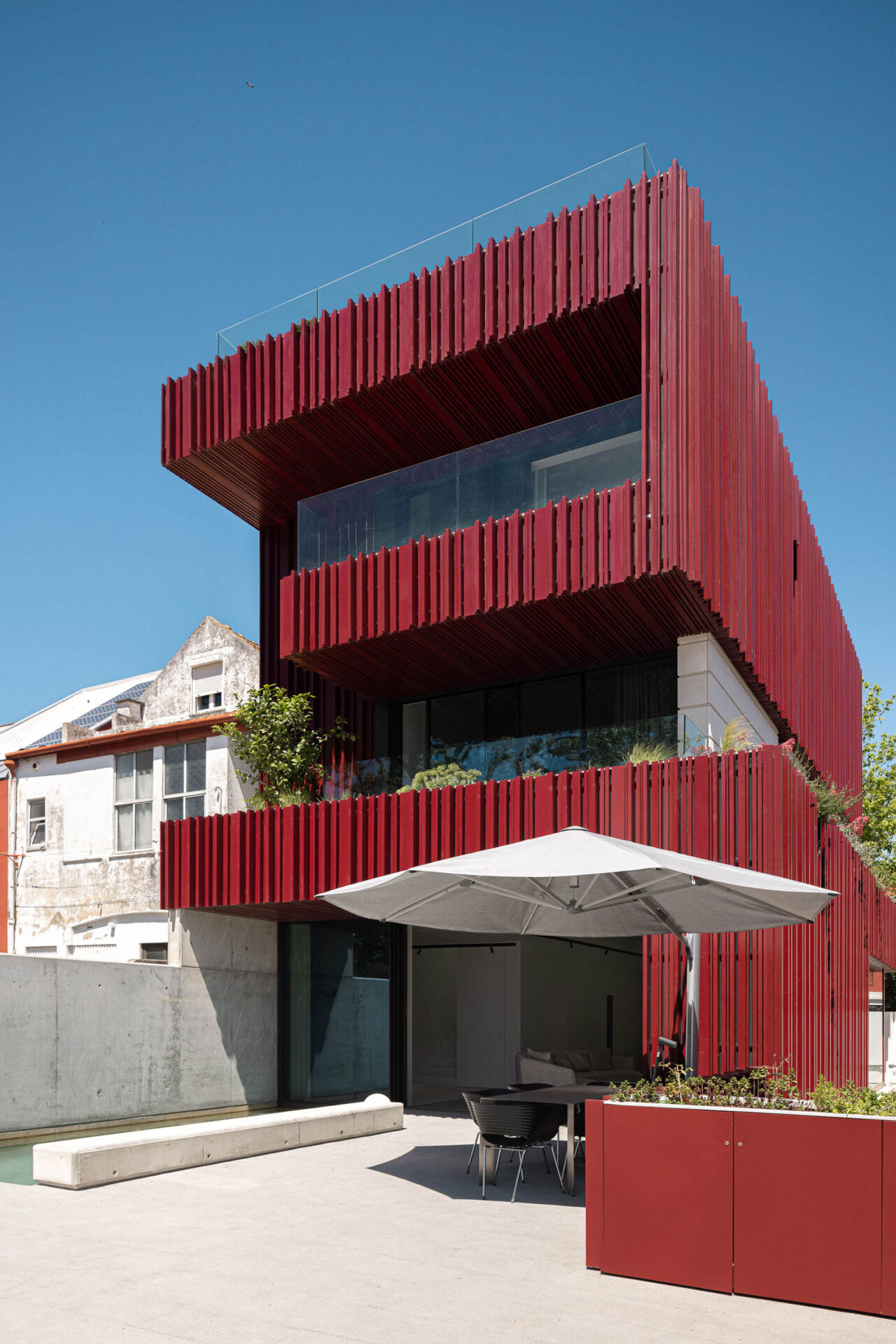 CLT Brings the Aveiro Park House in Portugal to Life - gb&d